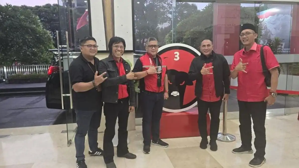 Bendera PDIP Berkibar di Posko Usai Edy Rahmayadi Salam Metal Bareng ...
